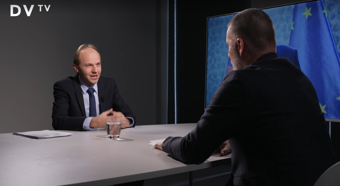 DVTV, rozhovor s J. Pavlem: Může se ukázat, že Fialova vláda s výdaji ...